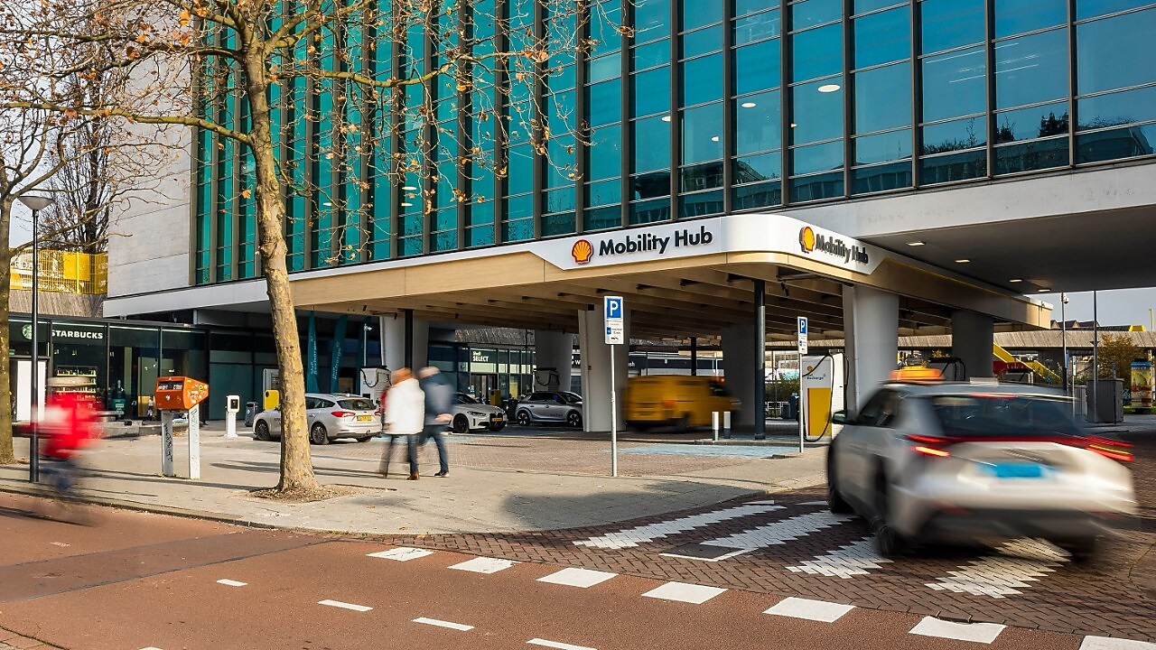 Shell heropent Mobility Hub Hofplein met duurzamere uitstraling en ...