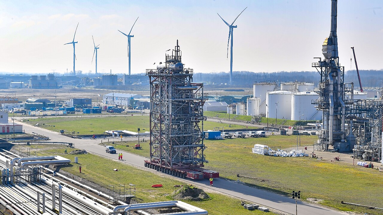 Skyline ‘TLE-module’ op rolletjes naar z’n plek op Moerdijk | Over ons